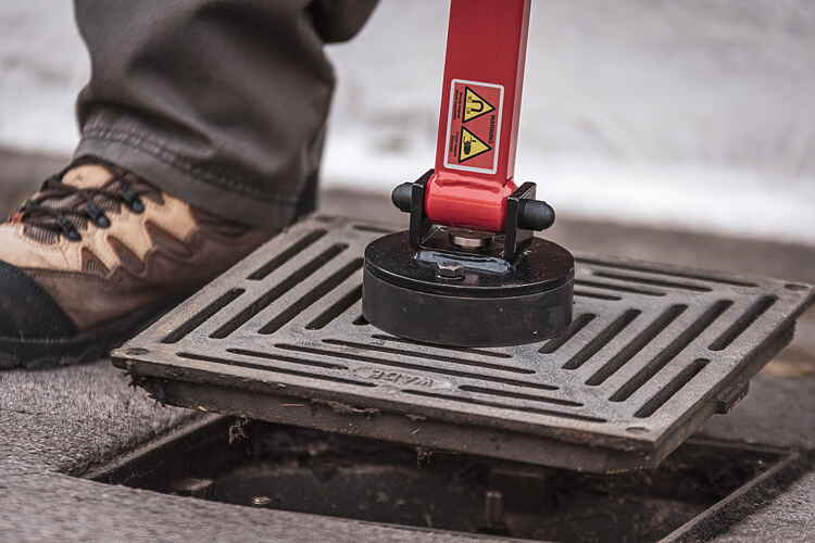 Liftplaq Mini - Manhole cover opener - Wastewater Center