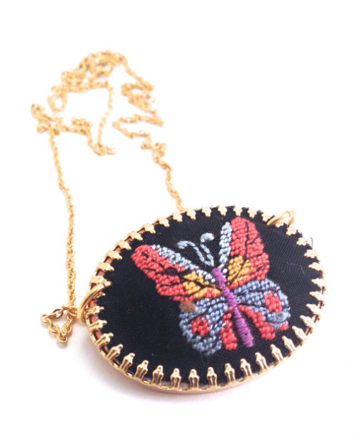 Kaulakoru/Rintaneula, Brodeerattu Perhonen 3 - Kitsch.fi - lahjat ja ...