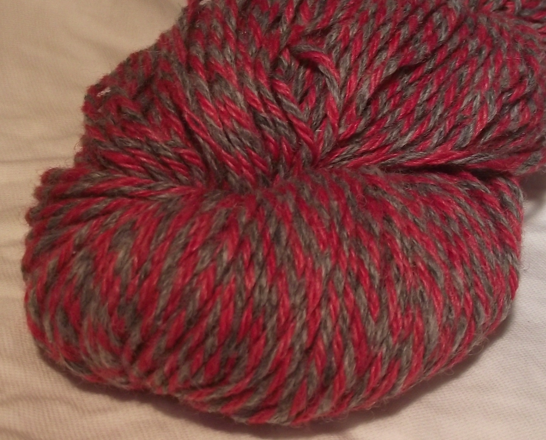 Svenskt 4 trådigt raggsocksgarn grå/röd - www.Vinterverkstan.se