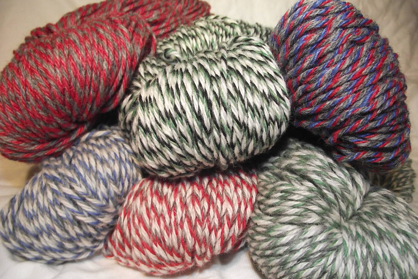 Svenskt 4 trådigt raggsocksgarn grå/röd/blå - www.Vinterverkstan.se