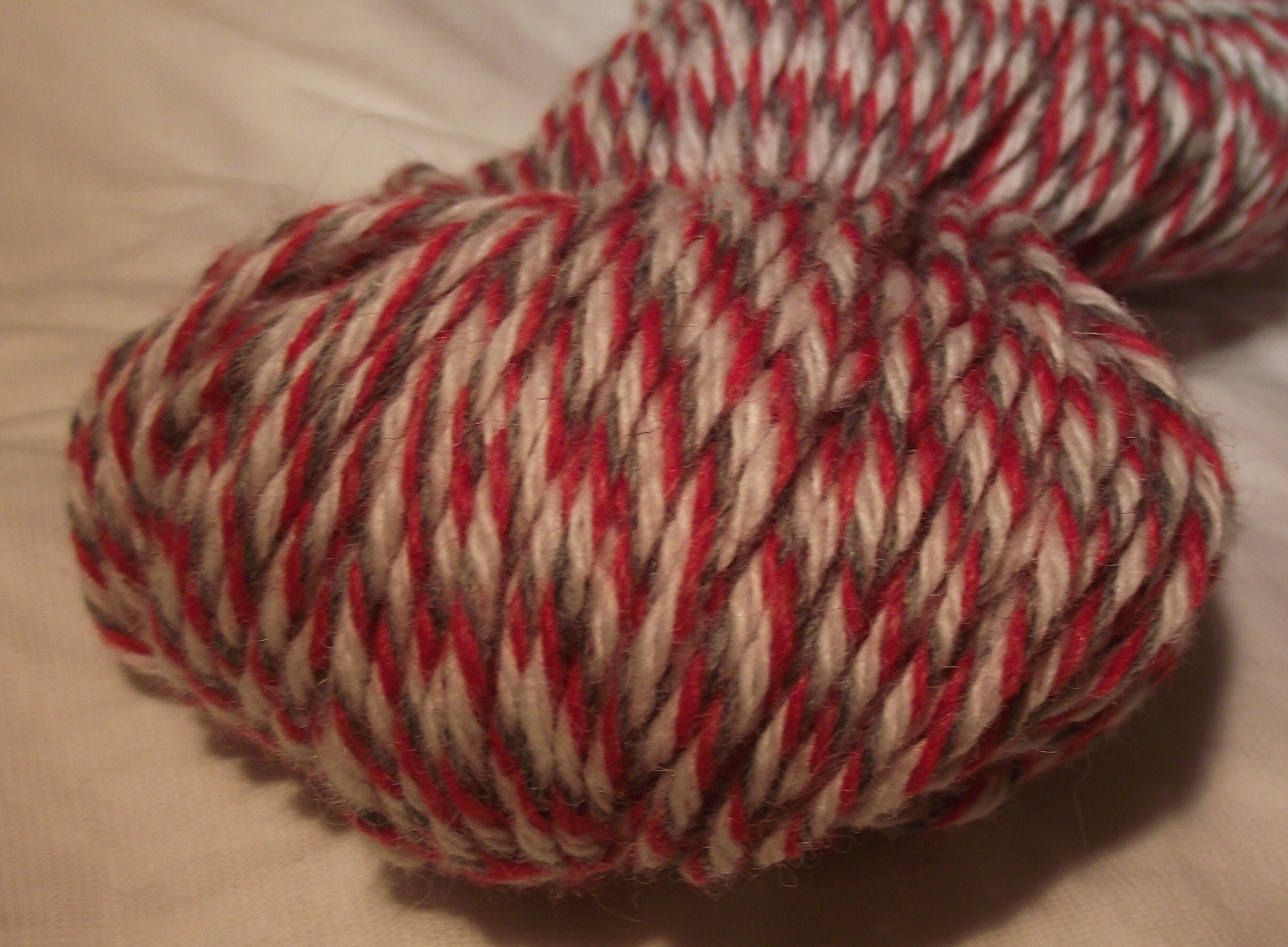 Svenskt 4 trådigt raggsocksgarn grå/röd/naturvit - www.Vinterverkstan.se