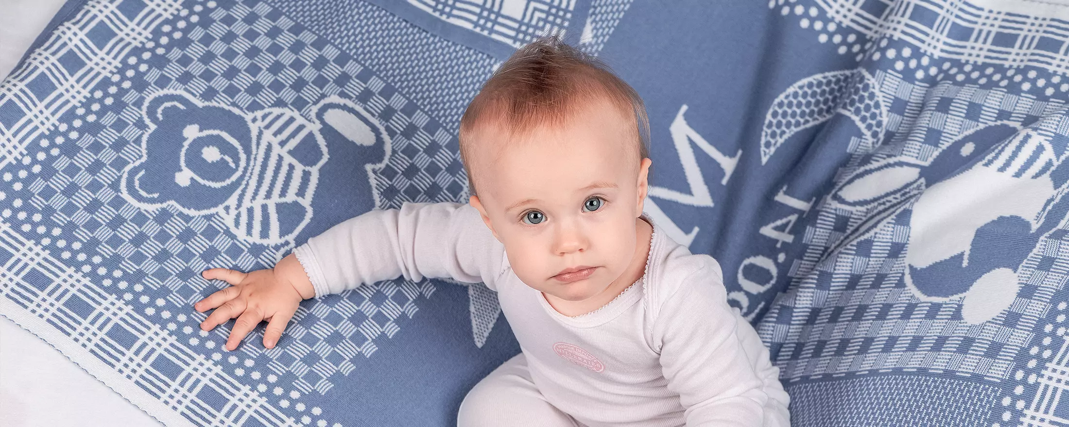 Personlig baby pledd og artikler med barnets navn på