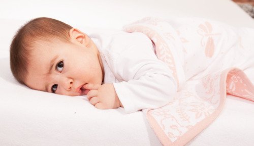 Personlig baby pledd og barnartikler med barnets navn. Dåpsgave ...