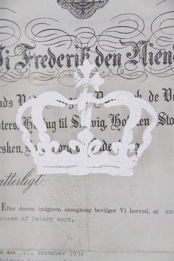 Möbeldekor - vit krona - Hemkänsla - inredning, färg & pyssel