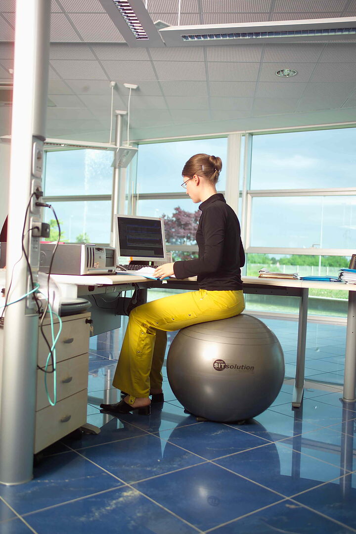 Ledragomma Sittboll / Pilatesboll för kontoret Röd Ø 65 cm - SKOLSPORT ...