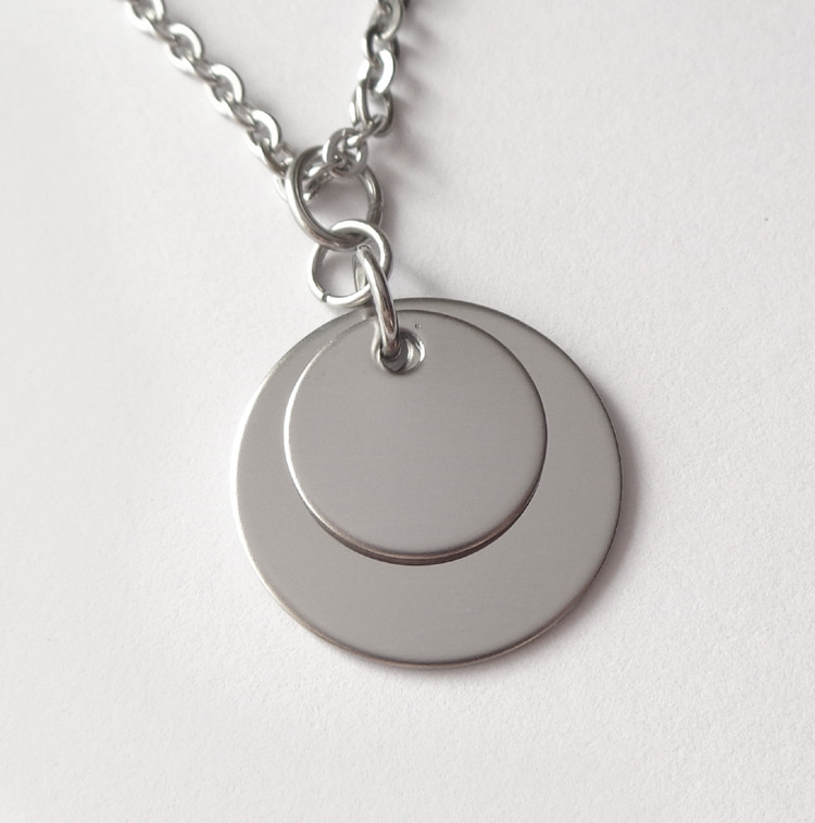 Två coins, Halsband med gravyr smycke, Dam, Stål
