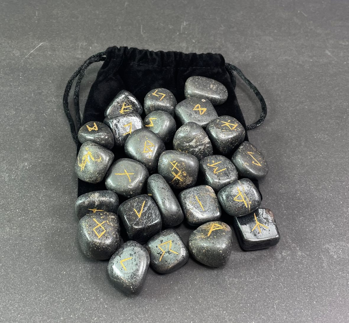 Stengarden.com - Runor i Hematit