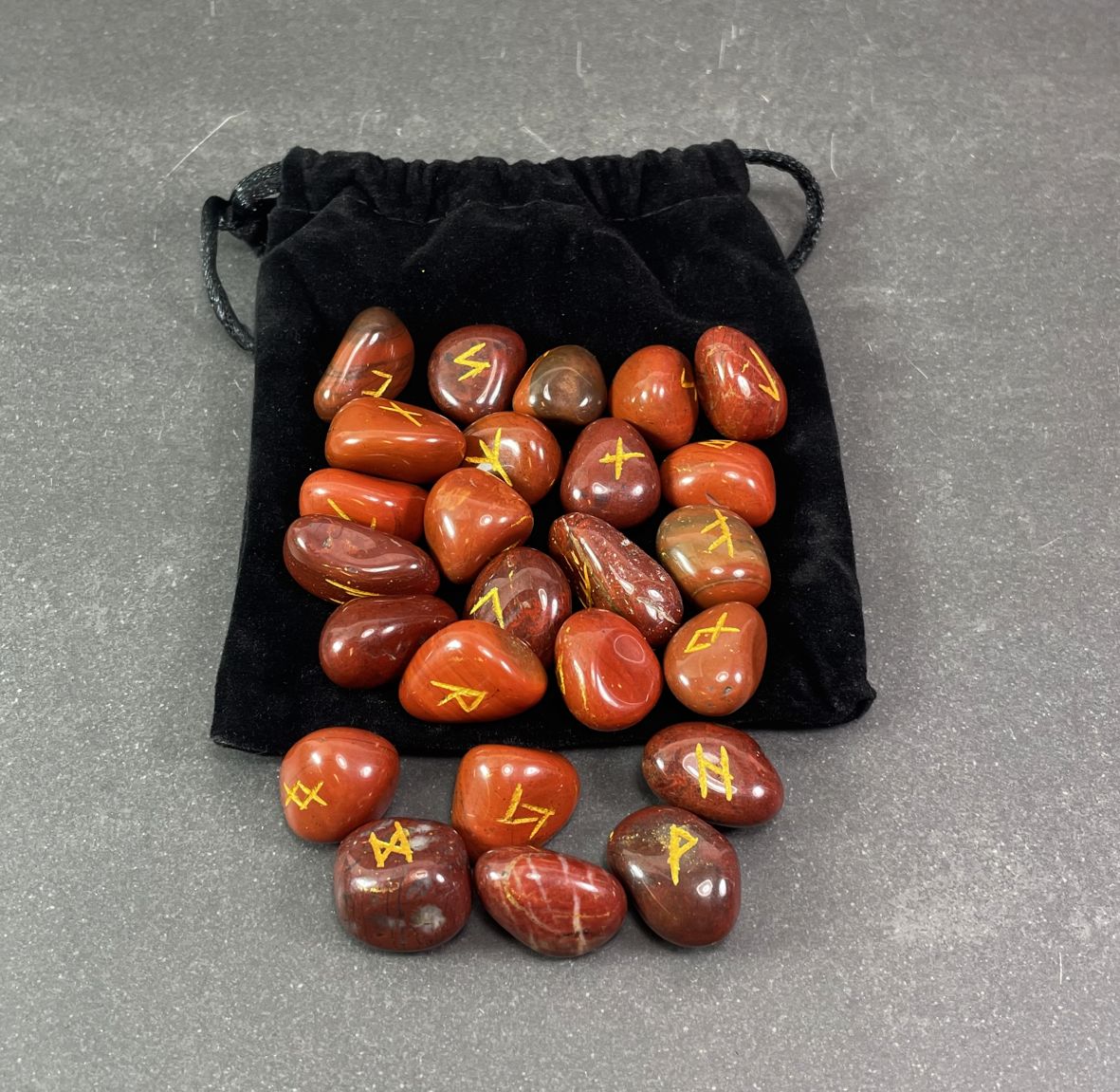 Stengarden.com - Runor i Röd Jaspis