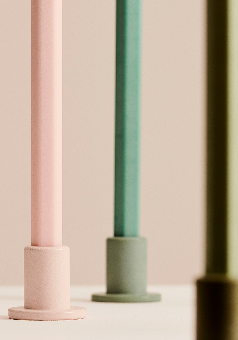 Ljusstake i betong, Tube, Ljusrosa - Moderna Museets Butik