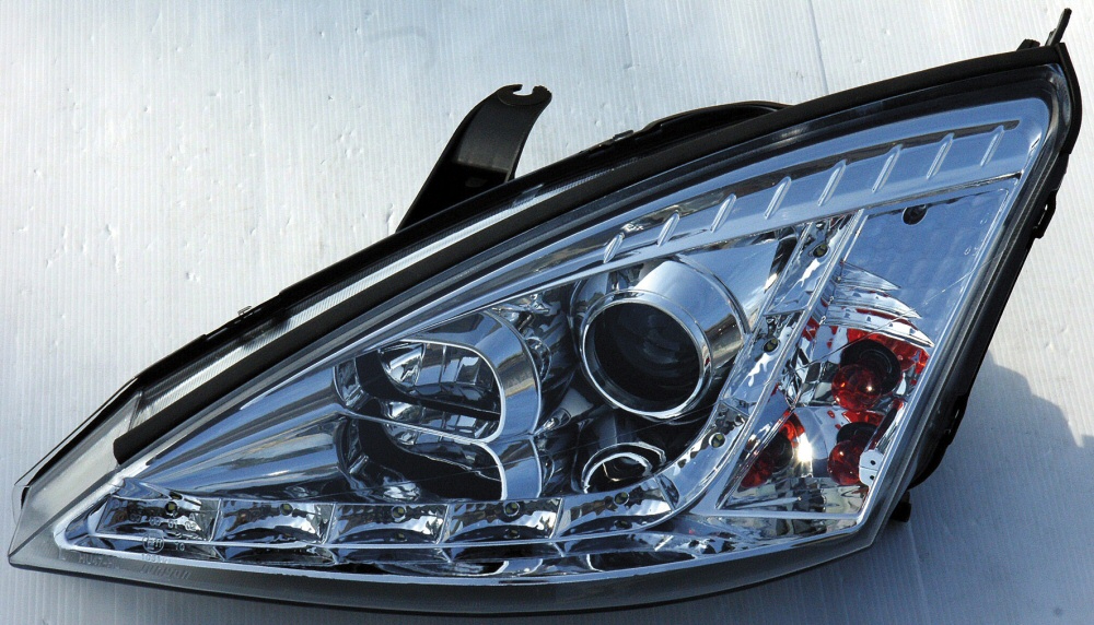 FORD FOCUS 1 01-04 R8 STYLE LED HEADLIGHTS CHROME V2 - bluepower.se