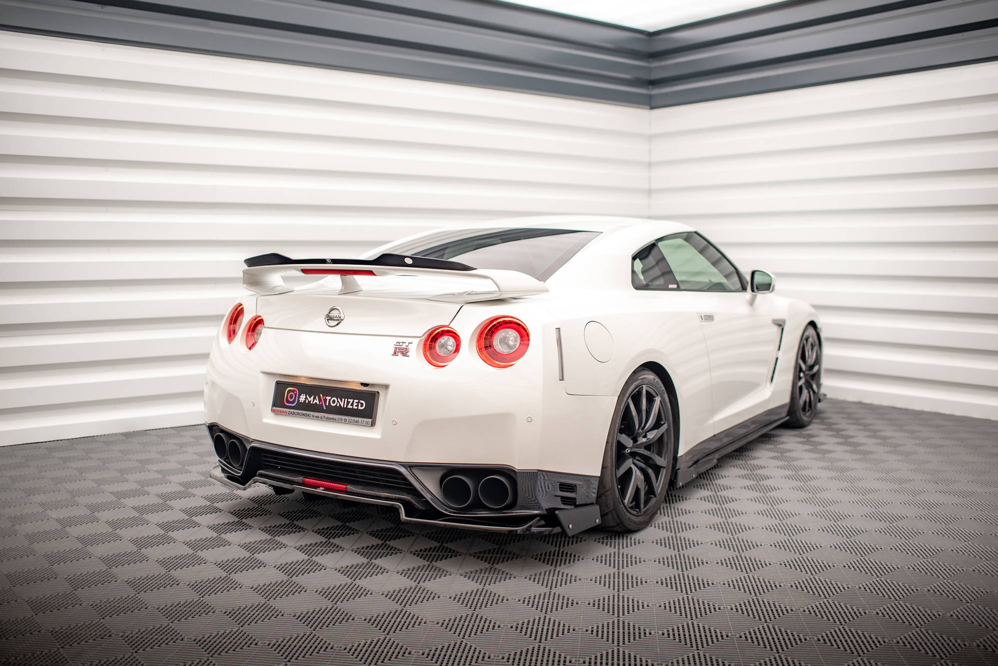 Central Rear Splitter + Flaps Nissan GTR R35 1st Facelift - bluepower.se