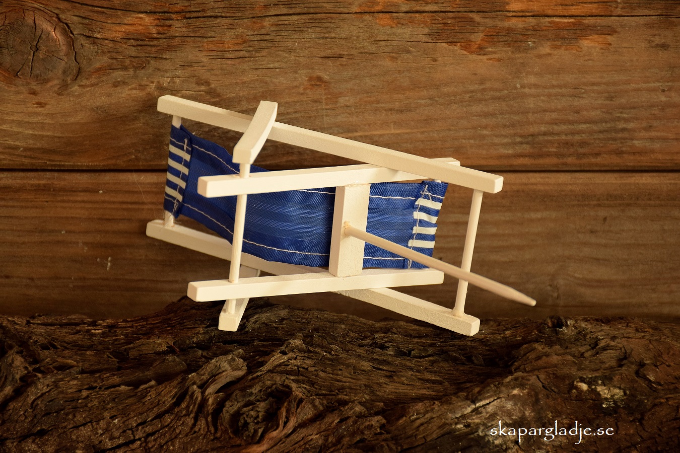 Strandstol / Solstol av Trä och Blåvitt Randigt Tyg - Ateljé SkaparGlädje
