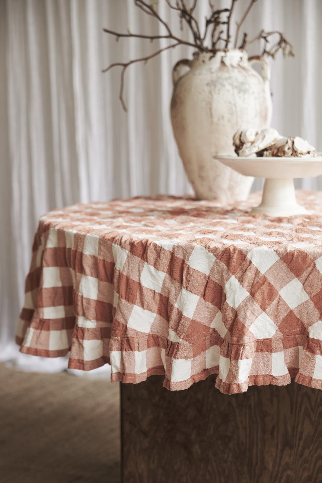 Rund Rutig Duk med Volang Rost/offwhite - Onödigt Snyggt