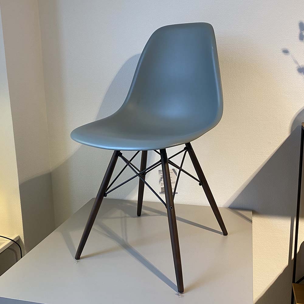 Eames Plastic Stol DSW - Skyltexemplar | Vitra | Vision of Home.se