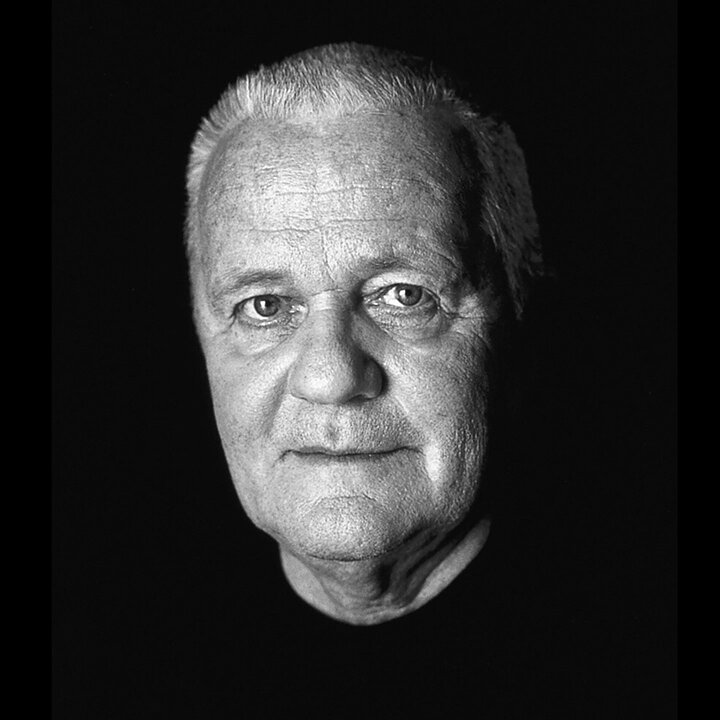 Lars Hellsten (1964) Clear Elephant with Joyous Expression 13 cm