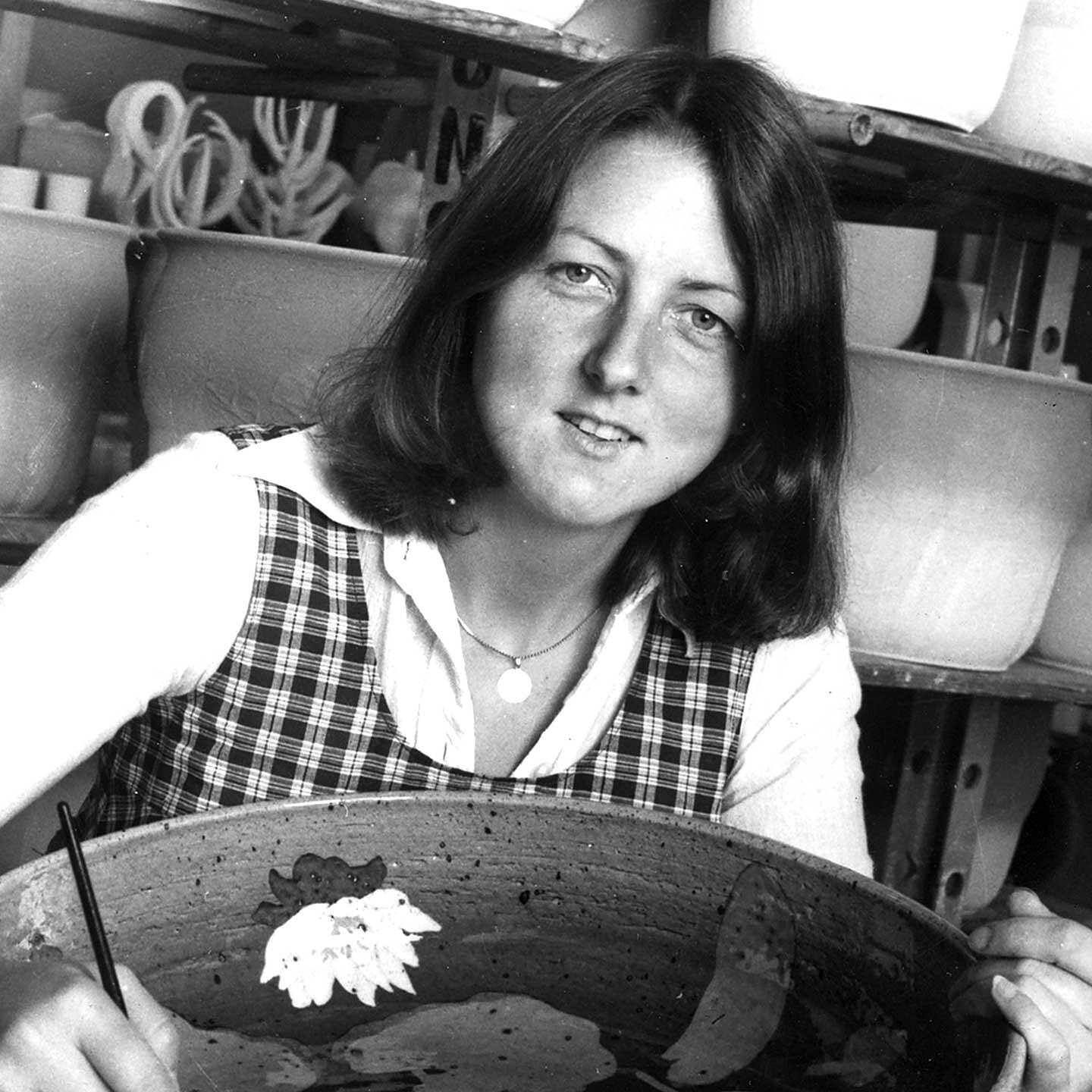 Jackie Lynd (Diamant Blodgivare 1982) Round Dish with Rowan Decor 34 cm