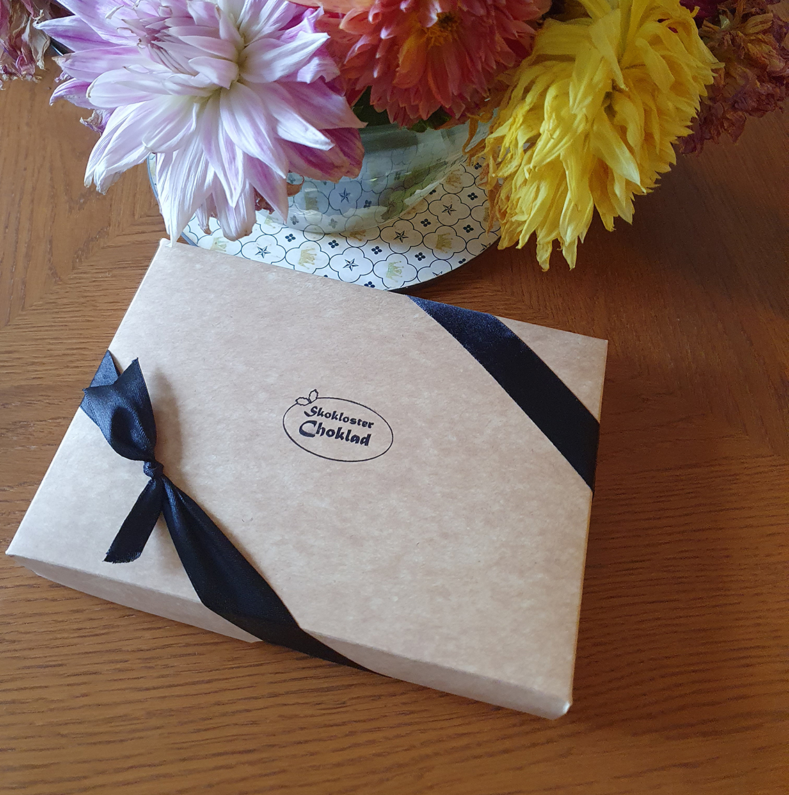 24 bitar Presentask med aktuella praliner - skoklosterchoklad.se