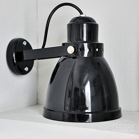 Musta seinälamppu - Lundagård | sisustus perinnerakentaminen vintage ...