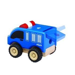 Söt leksakspolisbil av trä - en miljövänlig träbil