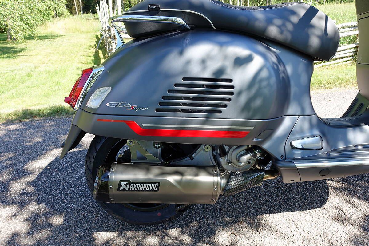 Supermotors.com - Vespa GTS 300 Sportkit - Vespa + Akrapovic