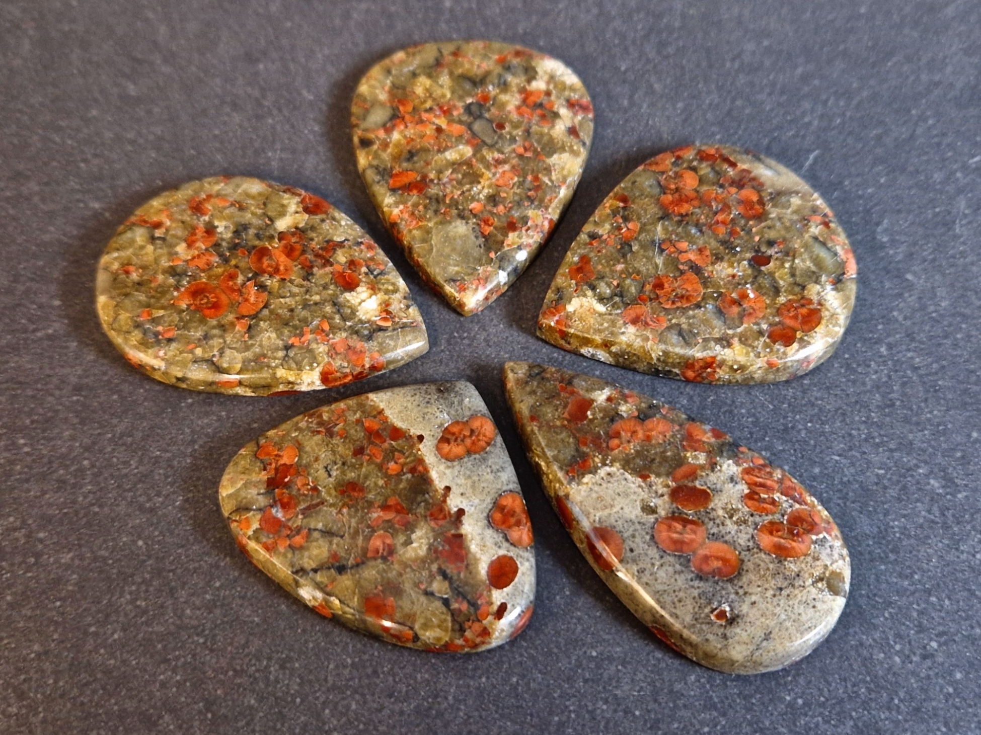 Stengarden.com - Droppformad Poppy Jaspis Cabochon