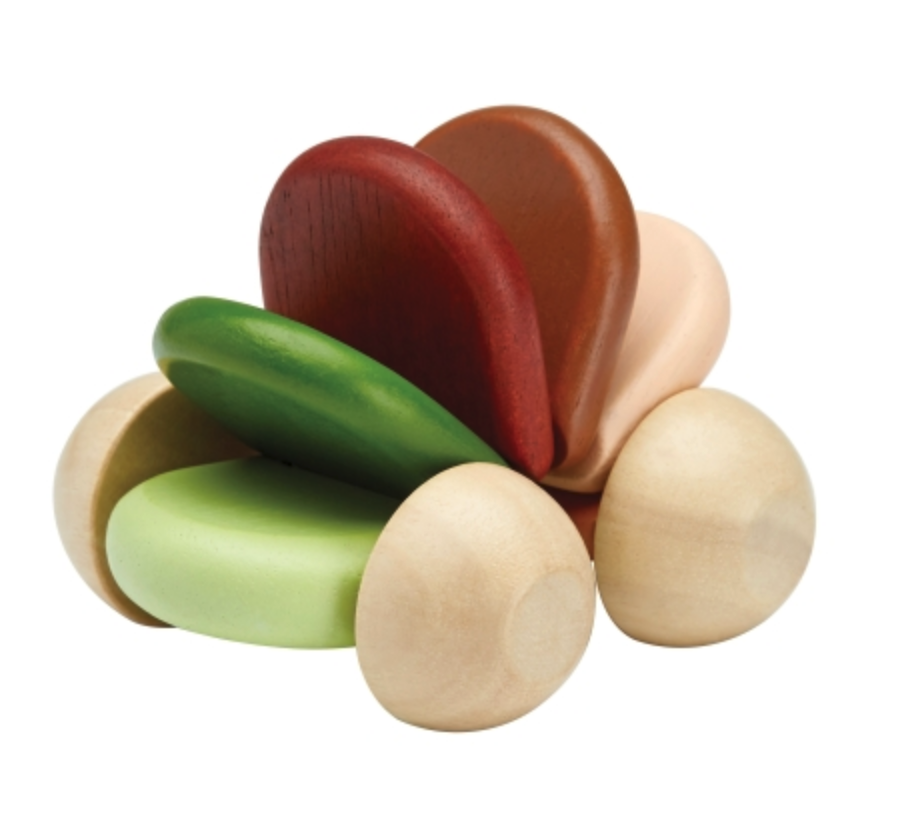 Leksakbil av trä – en fin första träbil för babyn