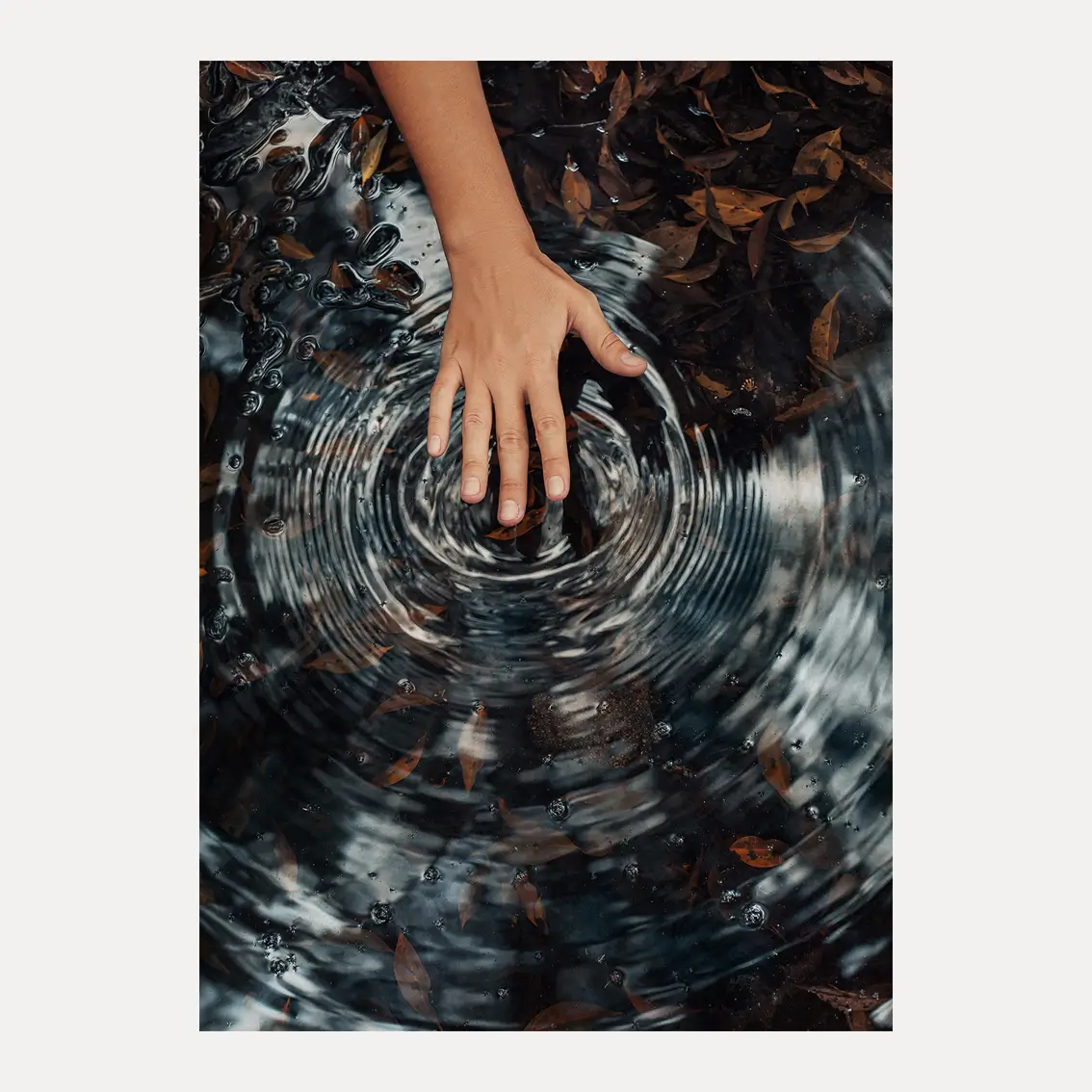 Circles On Water – Hand on water ripples | Canvasbutik