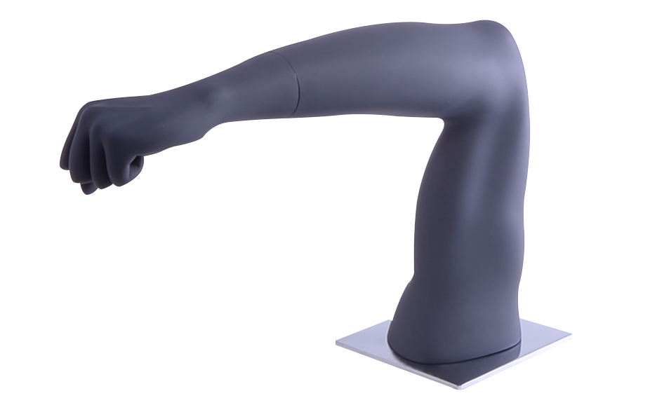 Helböjd arm m. knuten hand, mörkgrå - Galgar.se