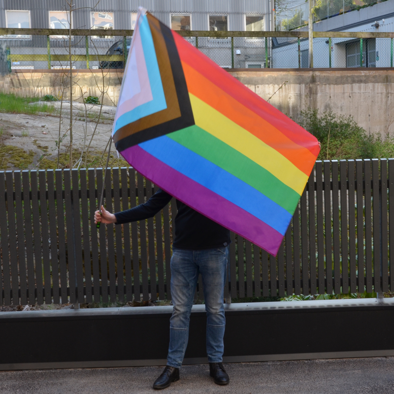 XL Progress Pride deluxe flagga - HappyPride