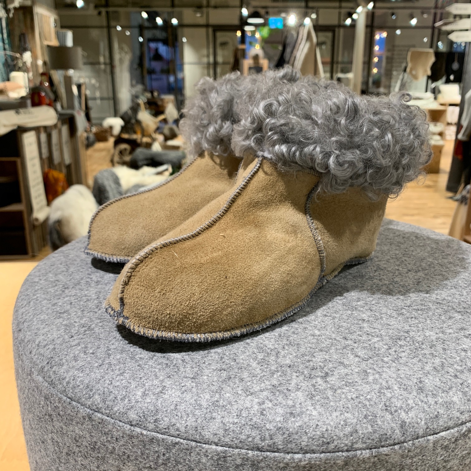 Klassisk Kamelfärgad Toffla med Gotlandsskinn - Lammskinnsbutiken