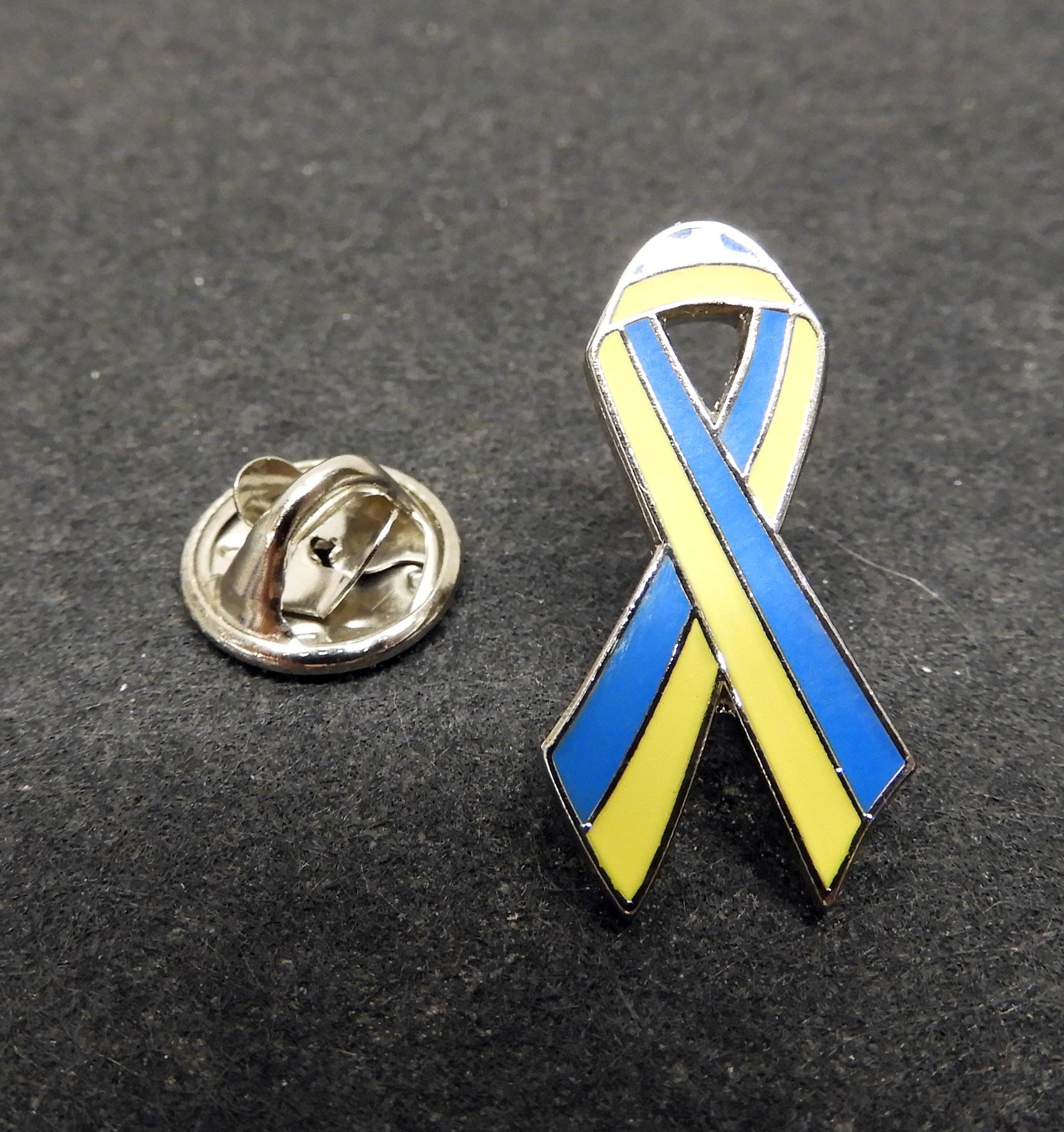 Pin Ukraina band Ribbon - Domestic Present & JanKer Ridsport