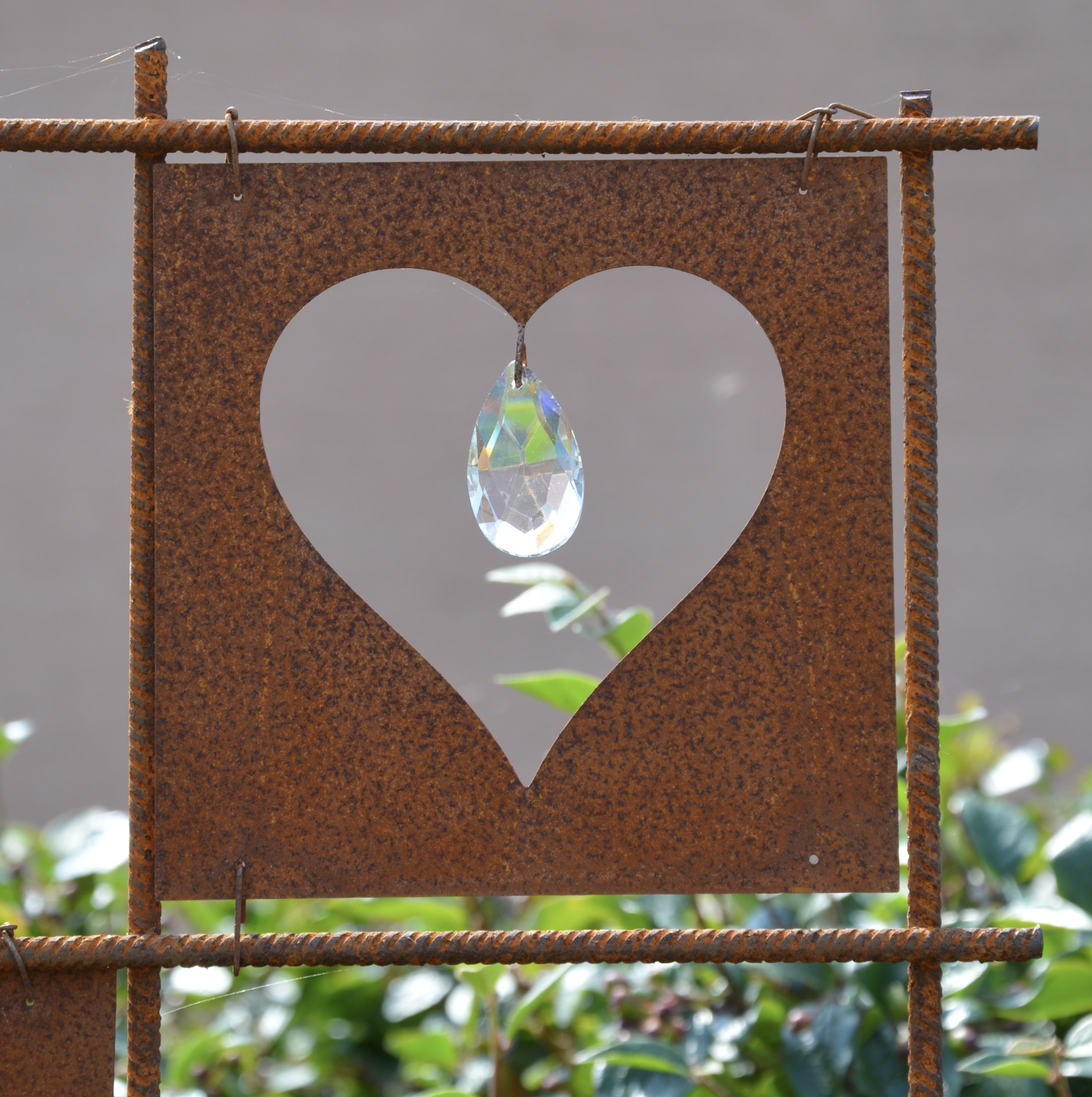 Rostig skylt till armeringsnät HJÄRTA med PRISMA 14 cm - Blomsterdesign ...