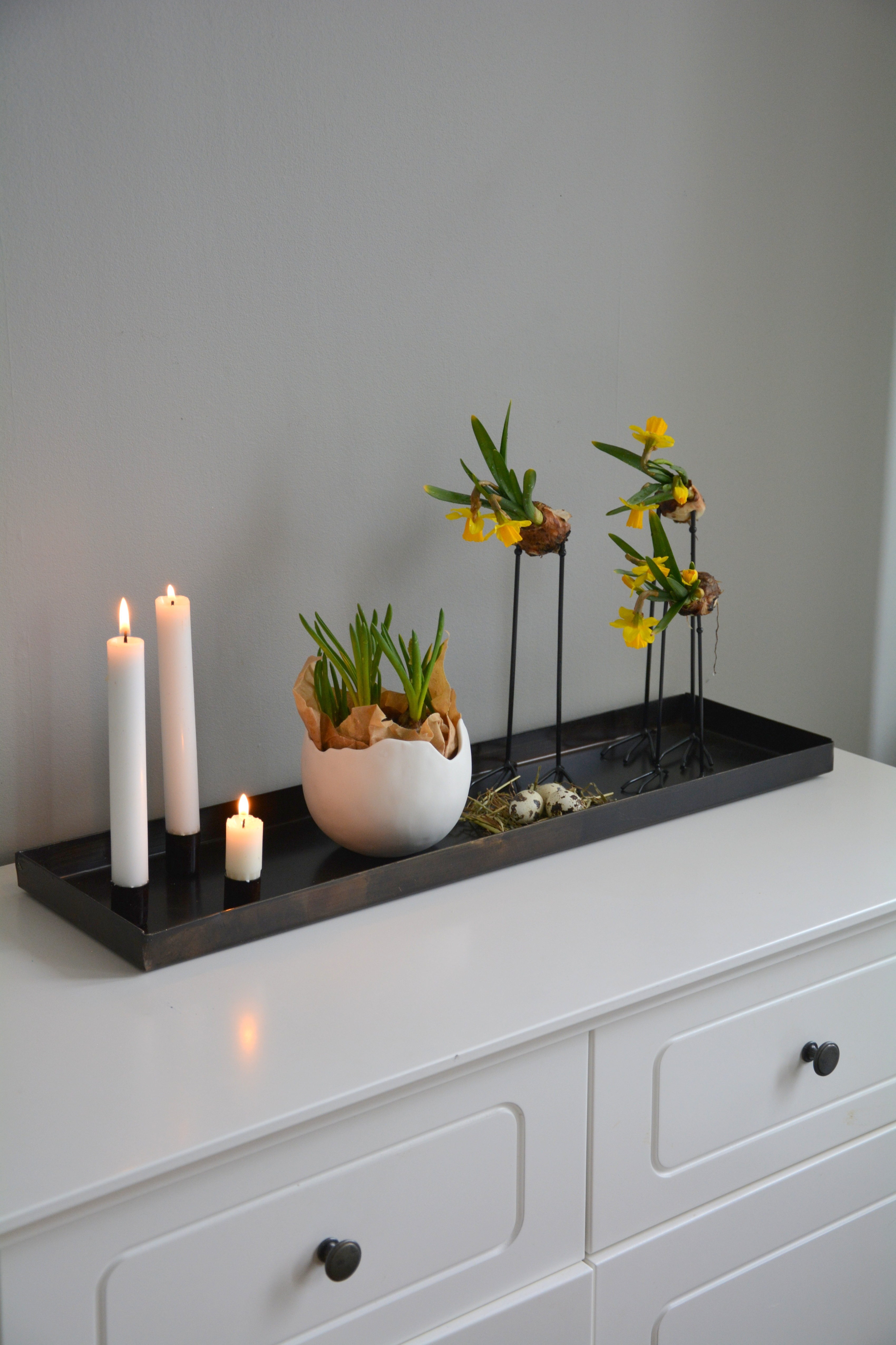 Avlång bricka i mörkbrun metall 50 cm. Mellan - Blomsterdesign i Landskrona