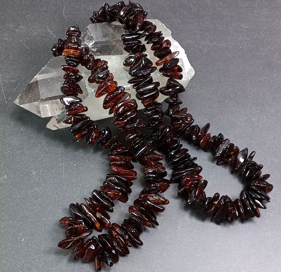 Stengarden.com - Bärnstenhalsband i Mörk slipad stenar