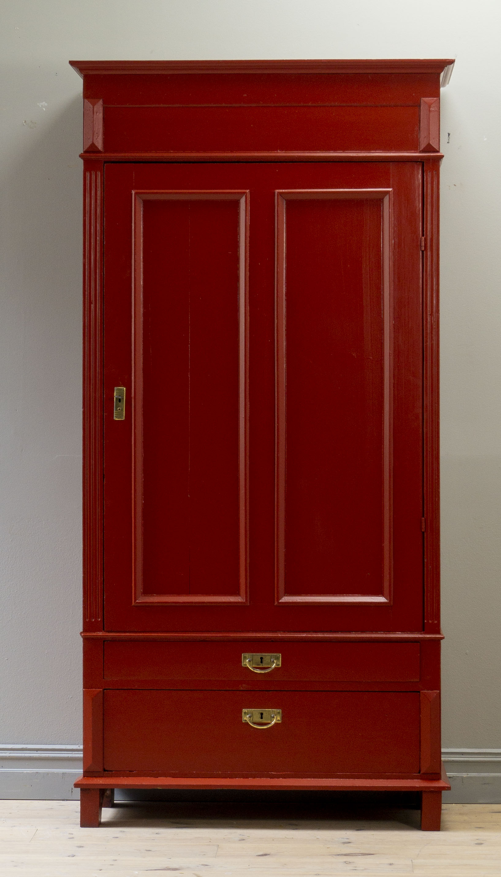 Butik Lanthandeln - Ett engelskt rött klädskåp