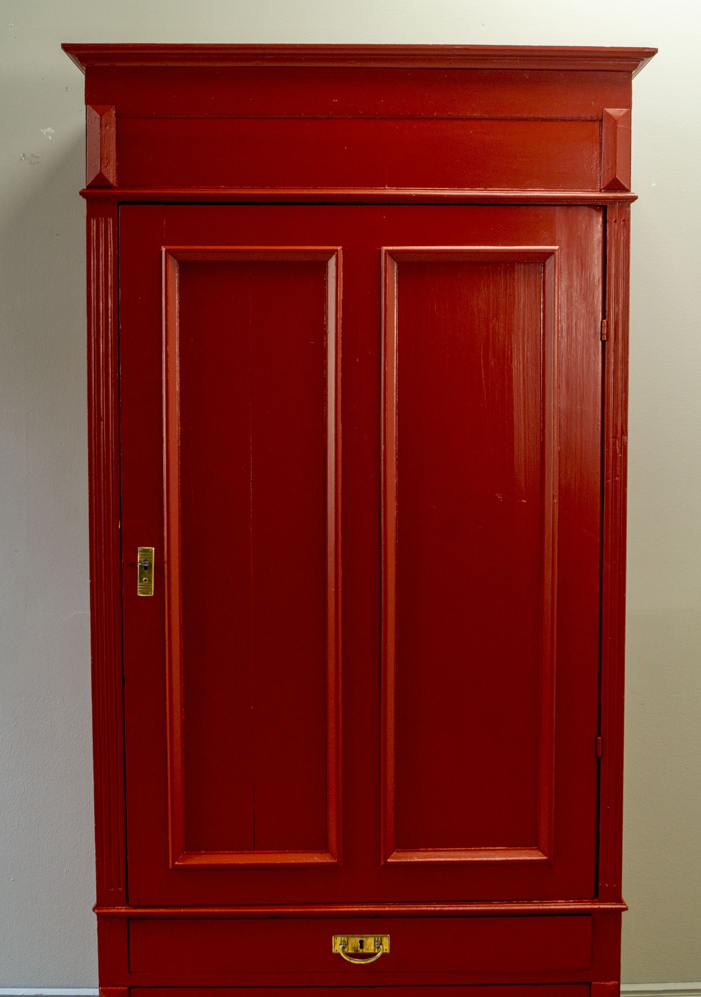 Butik Lanthandeln - Ett engelskt rött klädskåp