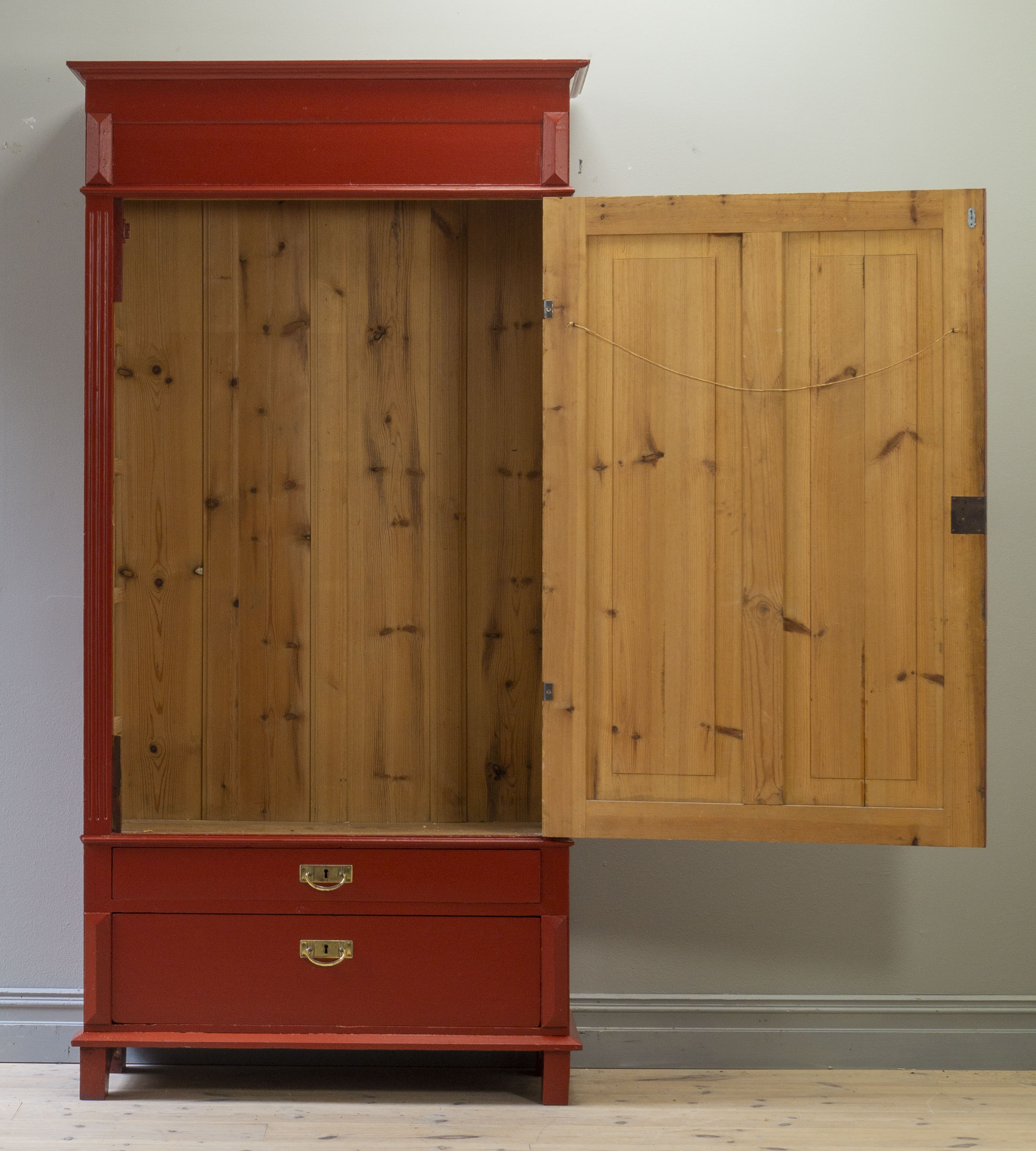 Butik Lanthandeln - Ett engelskt rött klädskåp