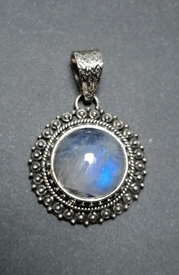 Stengarden.com - Regnbågsmånsten Sterling silver filigran cabochon hänge