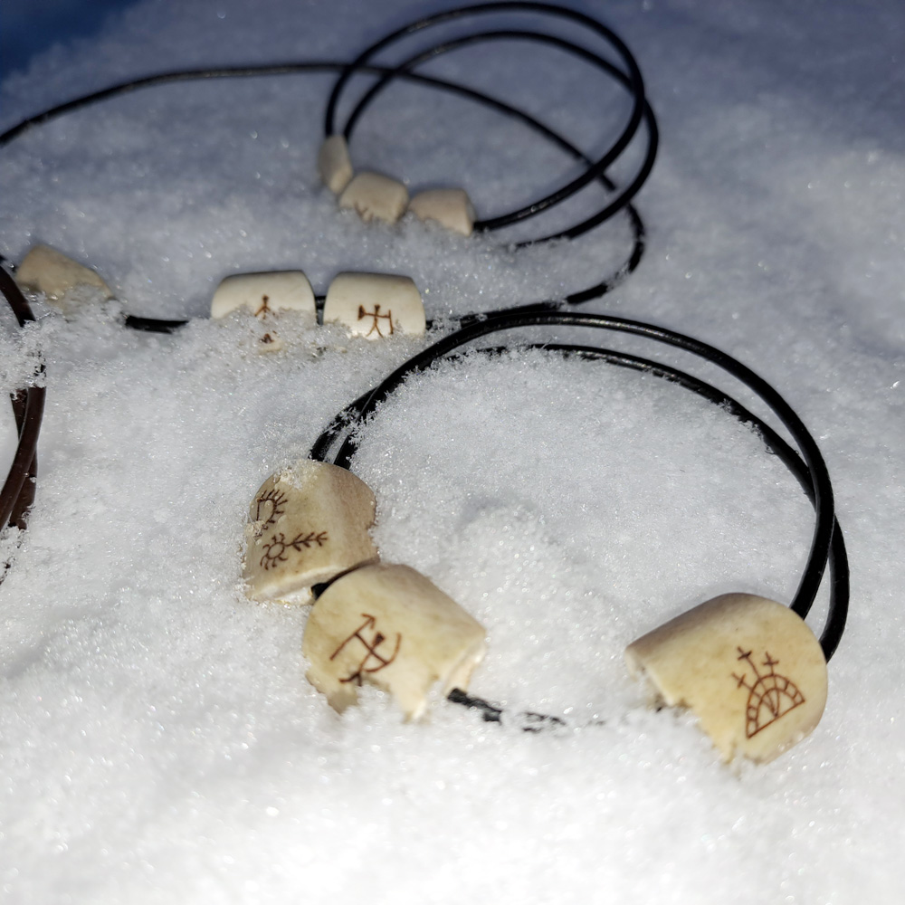 Armband Renhorn med gravyr - Samiska tecken och gudar, Handgjort - ELD ...