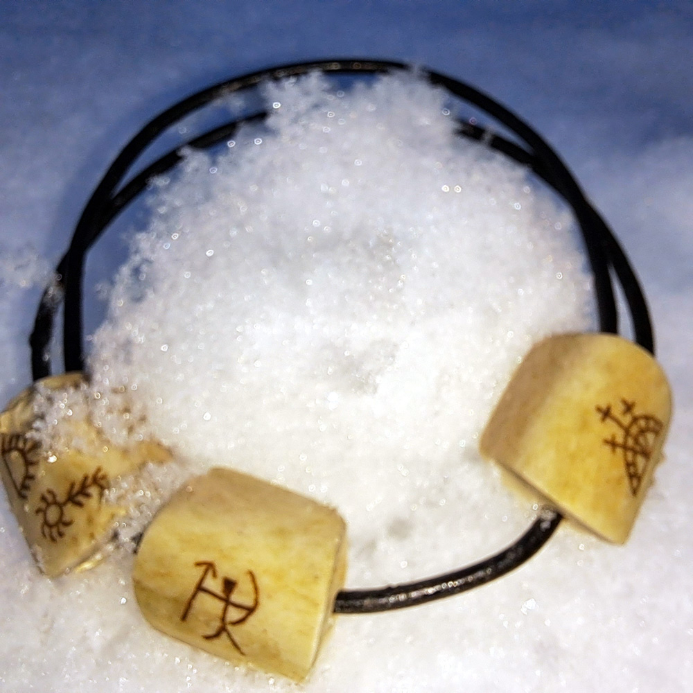 Armband Renhorn med gravyr - Samiska tecken och gudar, Handgjort - ELD ...