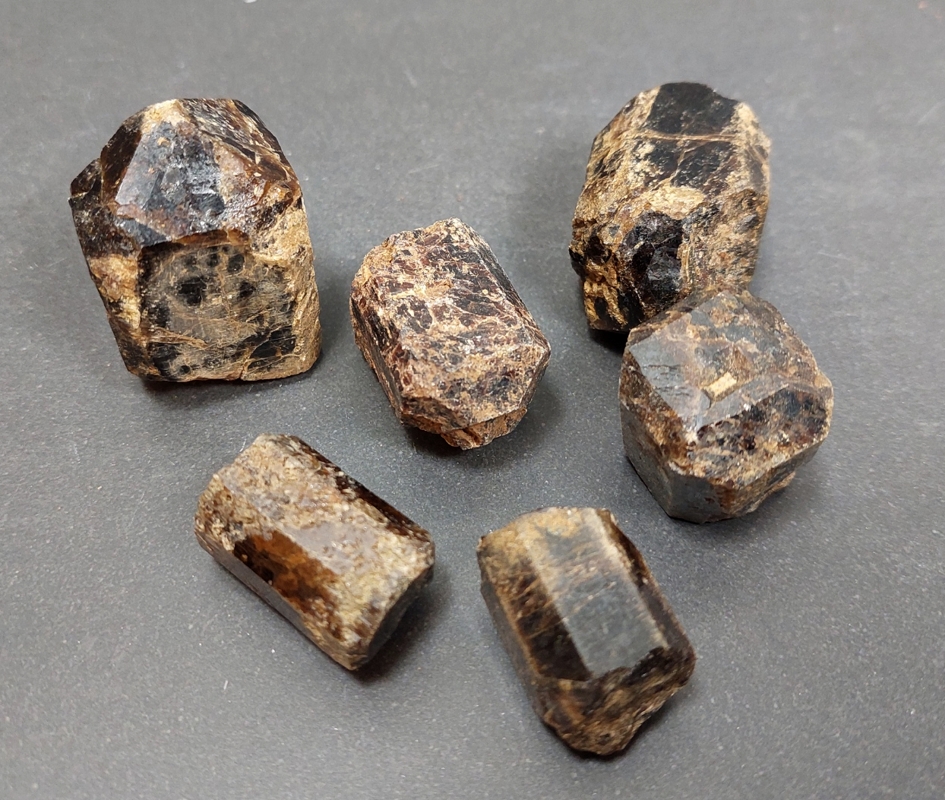 Stengarden.com - Vesuvianit /Idocrasit Kristaller