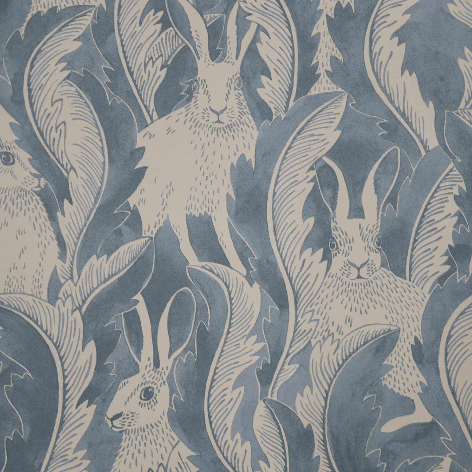 TAPET HARES IN HIDING, Smokey Blue - ABC Färgekonomi