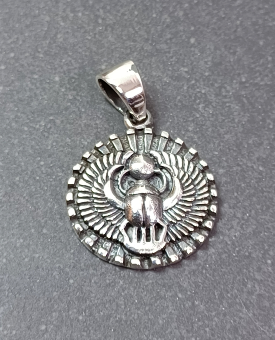 Stengarden.com - Skarabe hänge i silver