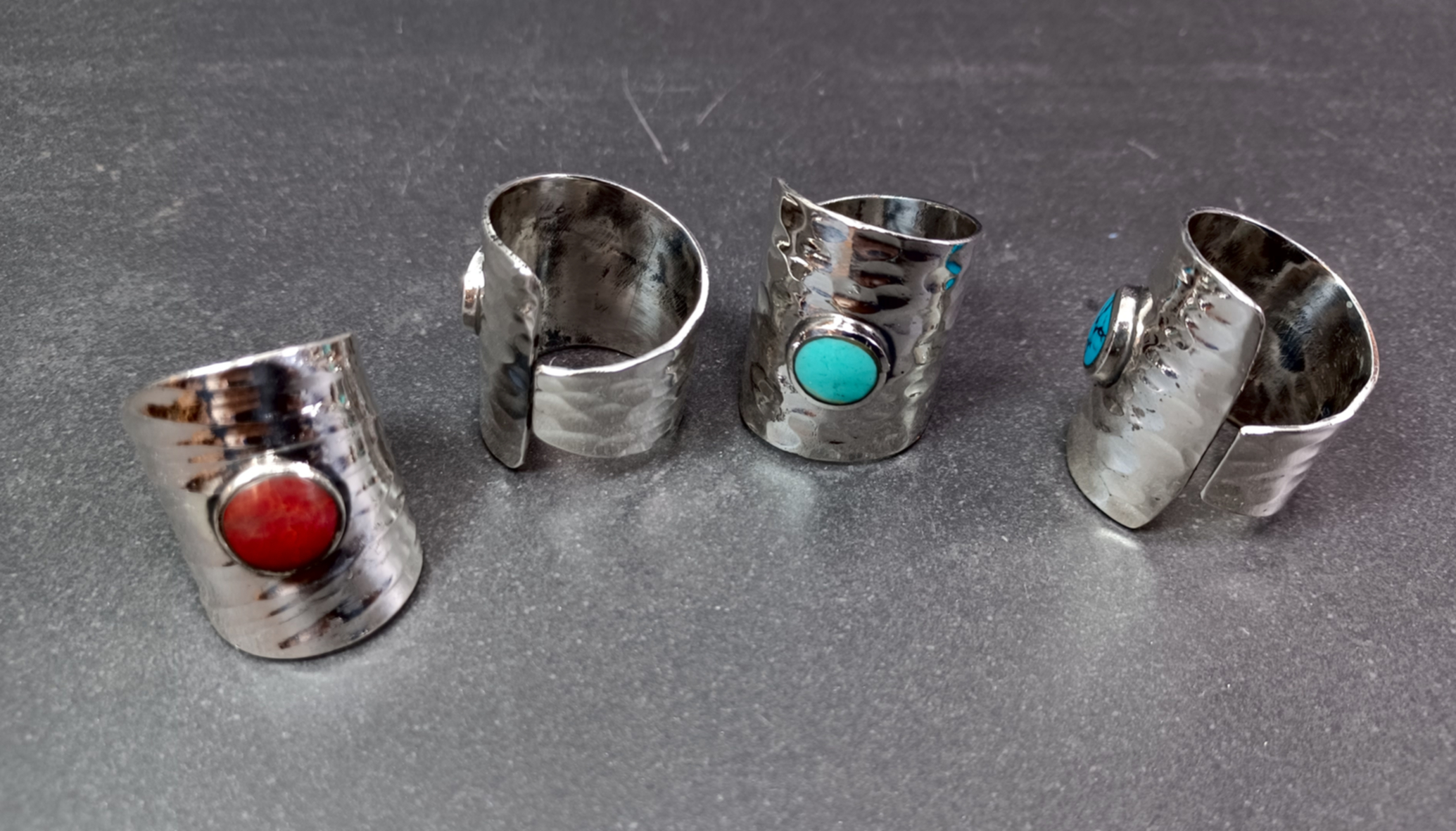 Stengarden.com - Bred Hamrad silver ring med sten - Justerbart