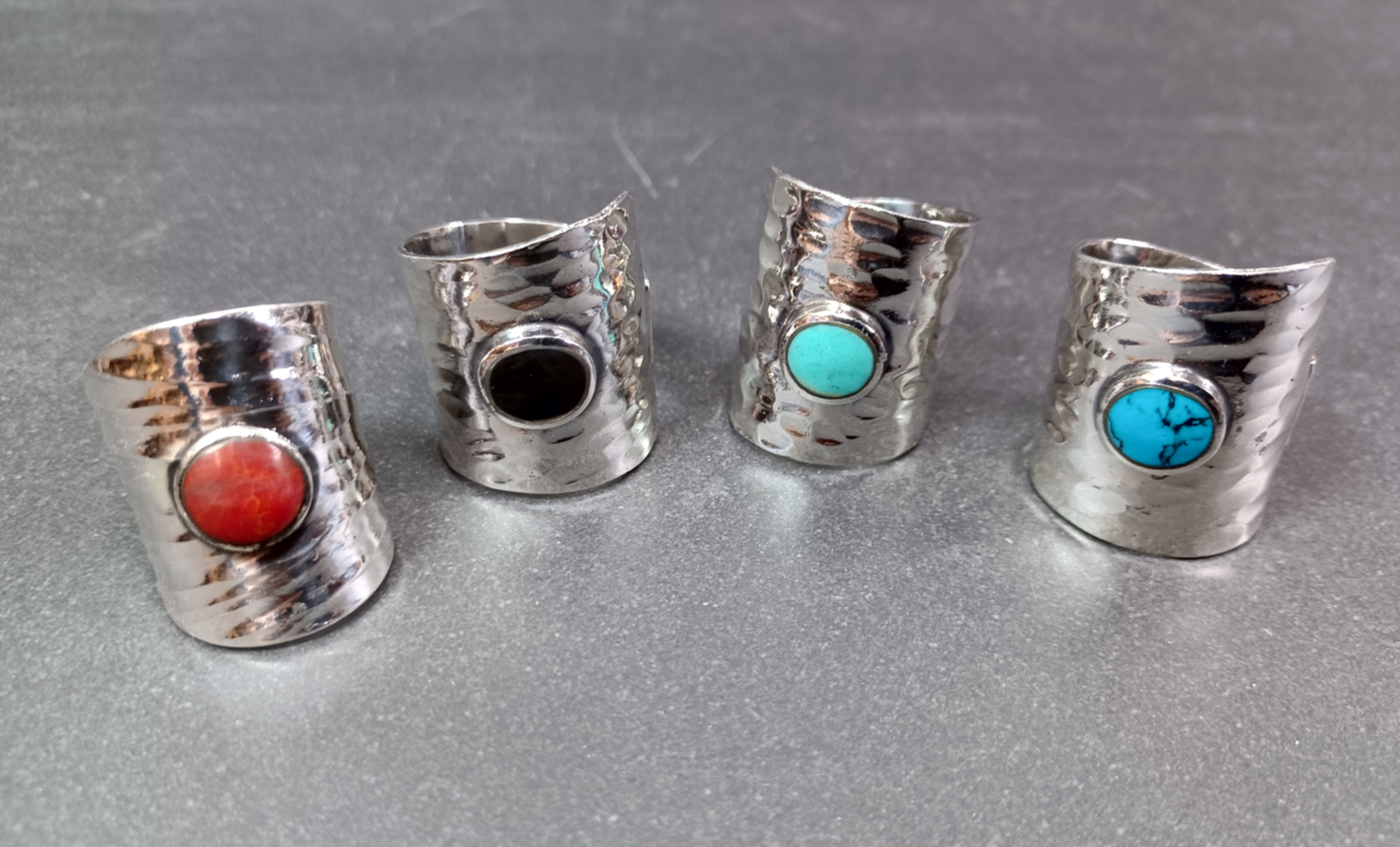 Stengarden.com - Bred Hamrad silver ring med sten - Justerbart