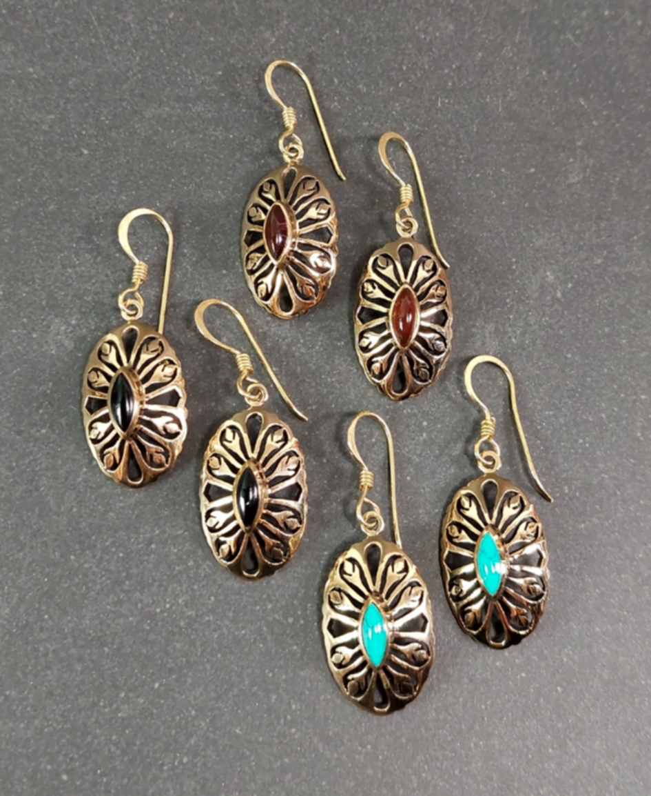 Stengarden.com - Ovala örhängen i brons med Cabochon