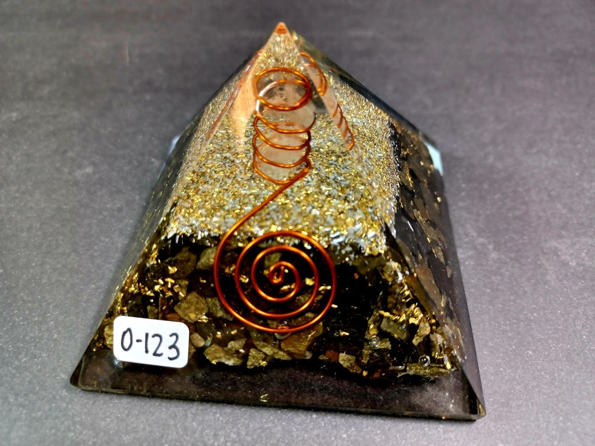 Stengarden.com - Orgonit Pyramid med Pyrit & Bergkristall