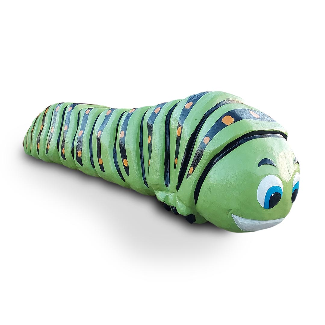 Träskulptur Larv Saga - Svenska Naturlekplatser AB