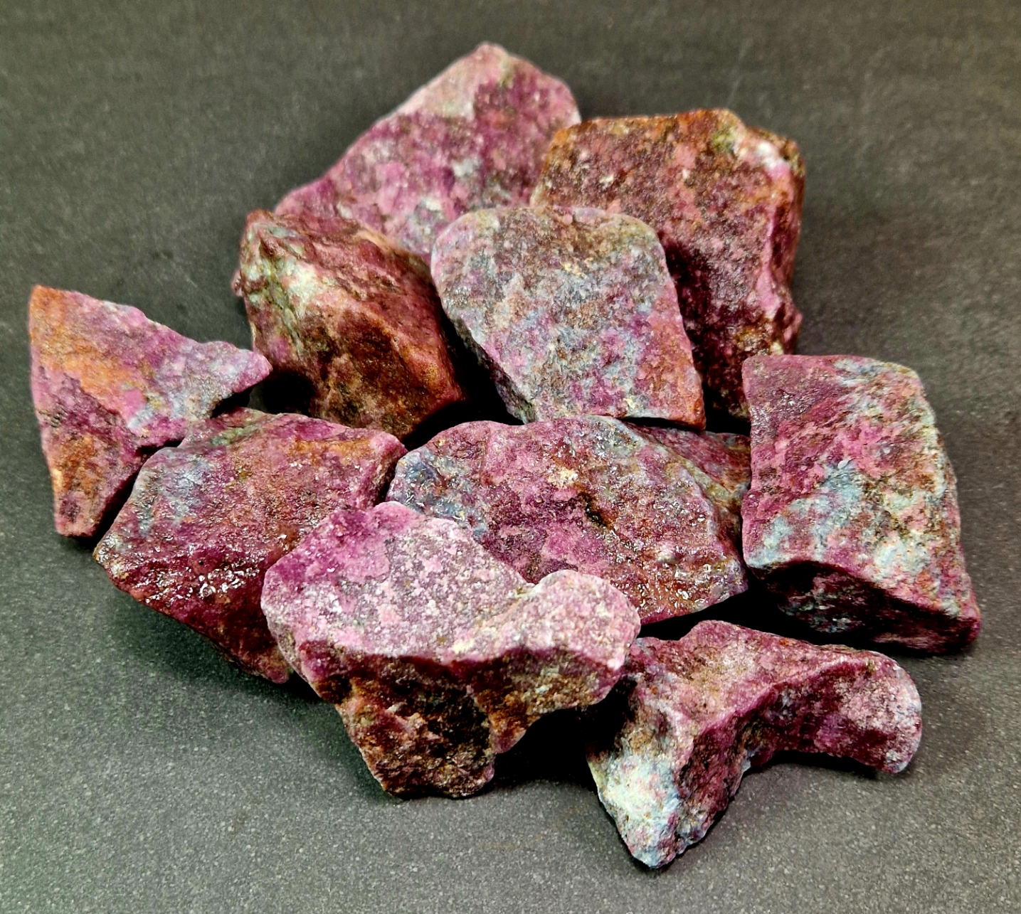 Stengarden.com - Rubin med Kyanit - Rå sten