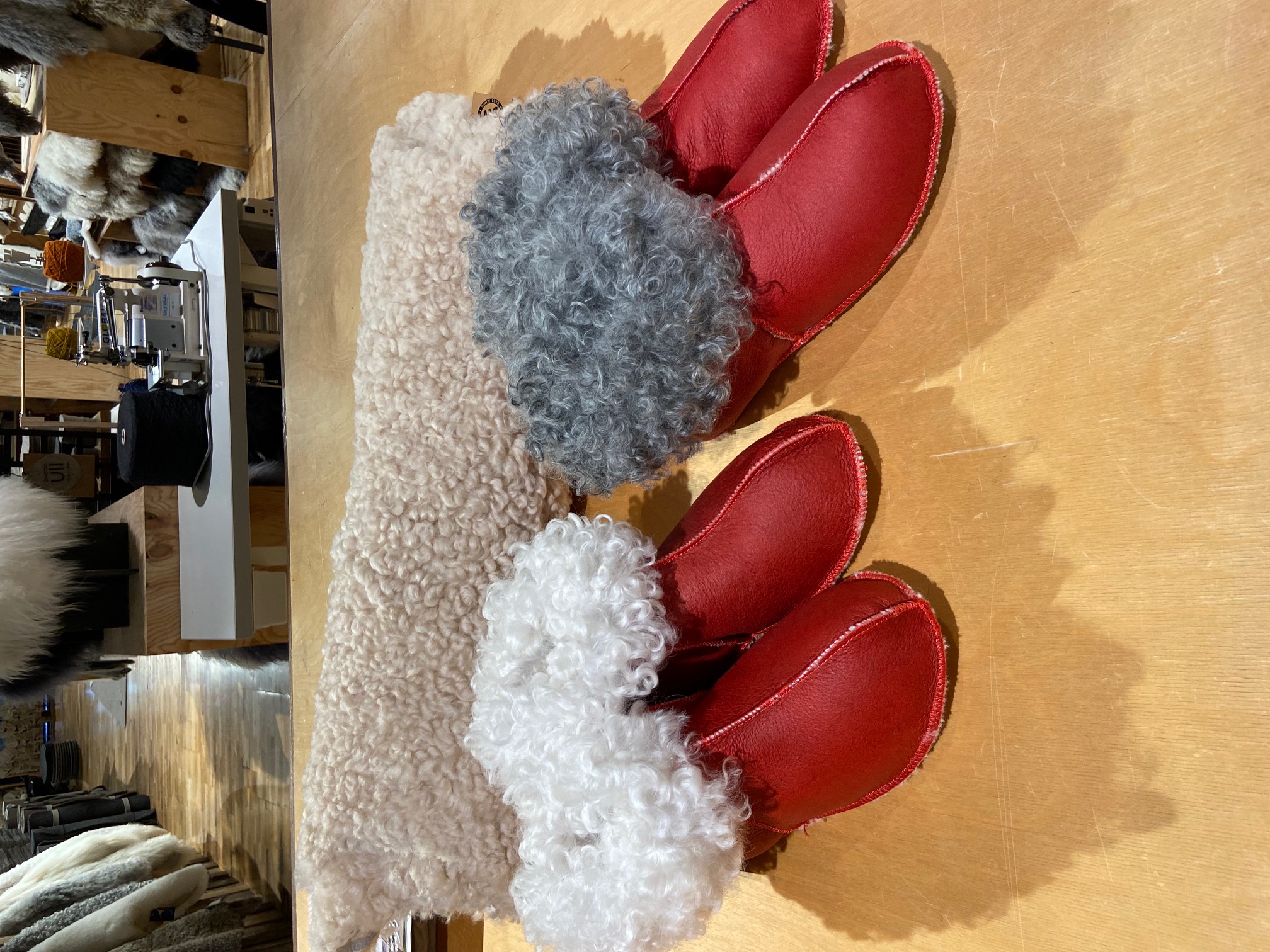 Klassisk röd Toffla med Gotlandsskinn - Lammskinnsbutiken